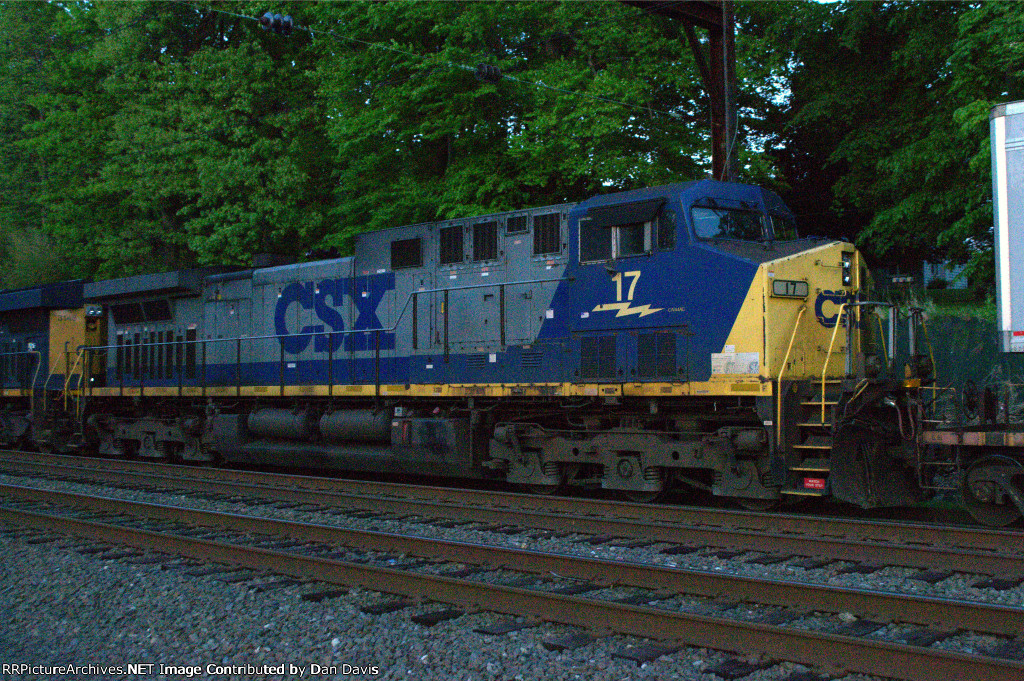 CSX AC44CW 17 trails on Q034-17